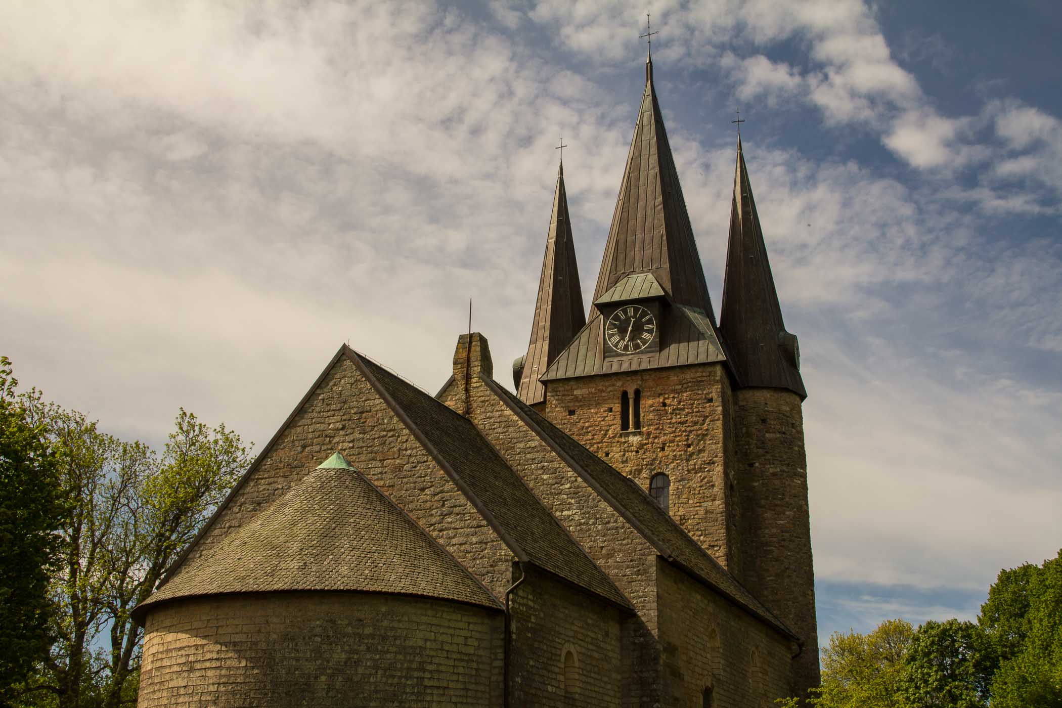 Husaby kyrka och källa. | Trippa